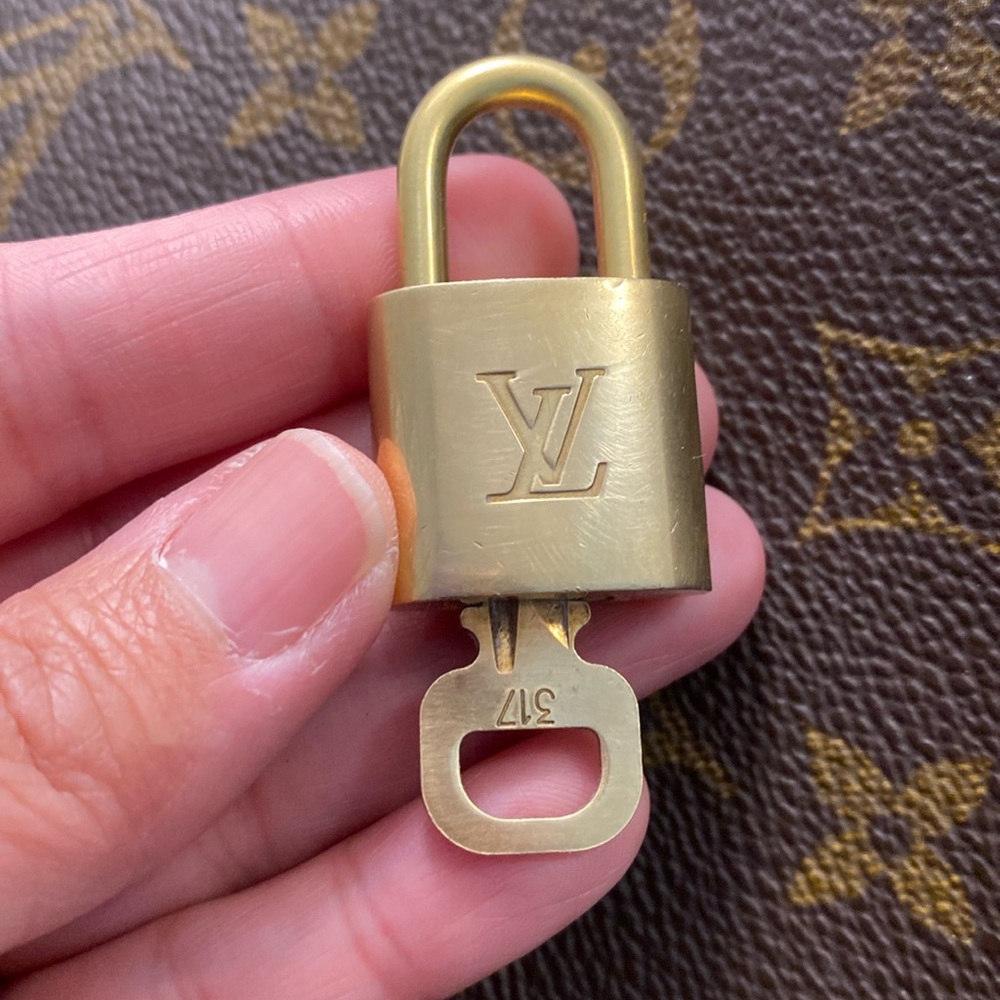 #317 Louis Vuitton Lv Padlock With Key Set - Gem